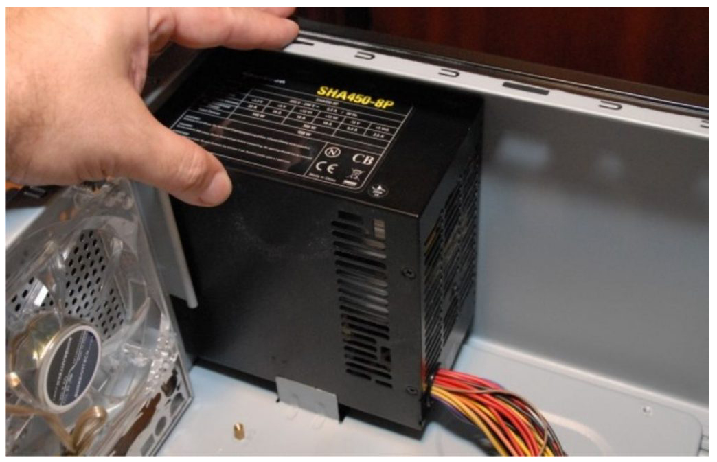 Como instalar una fuente de poder en una pc | CyberTeam